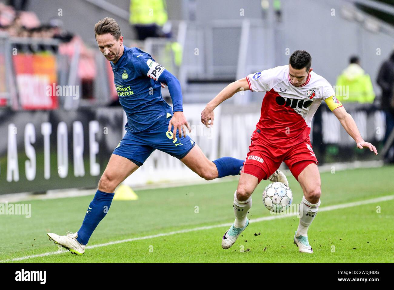 UTRECHT - (l-r) Luuk de Jong of PSV Eindhoven, Nick Viergever of FC Utrecht during the Dutch ...