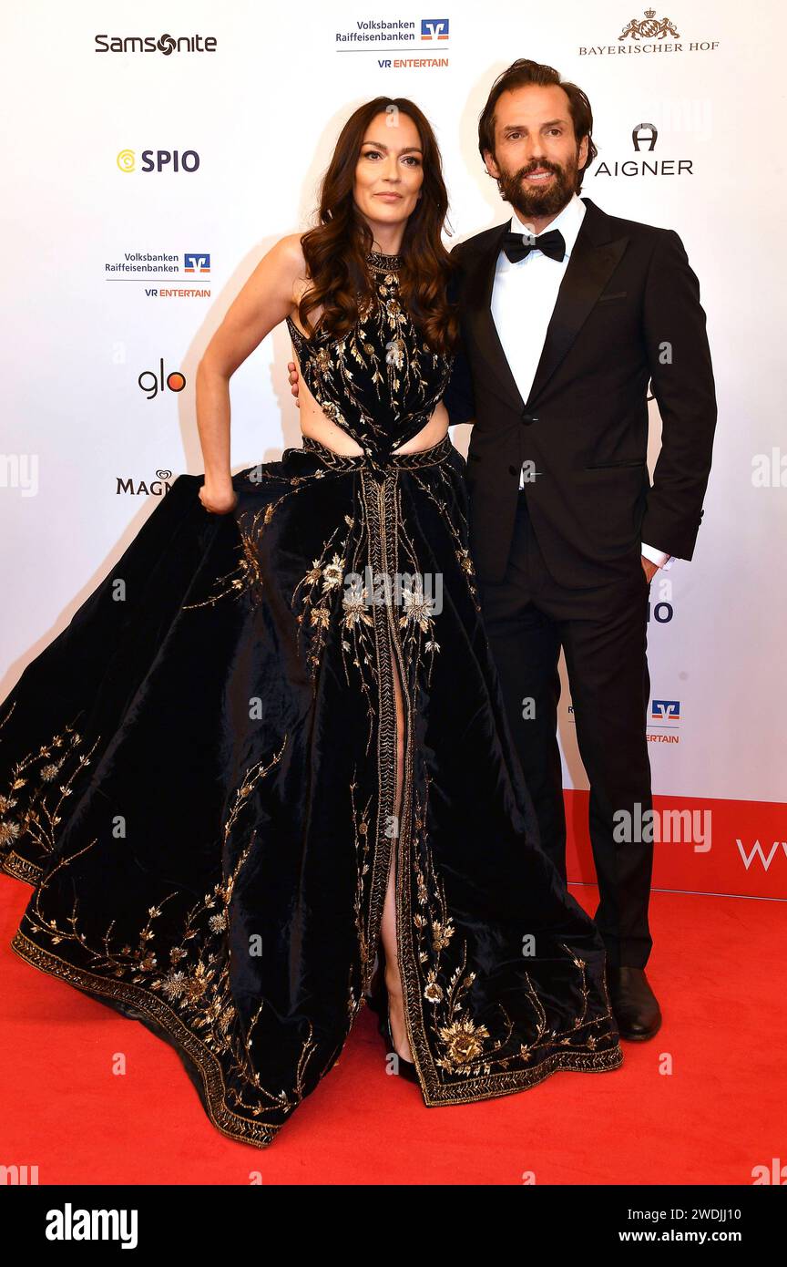 Quirin Berg mit Partnerin Kara Hecker beim 48. Deutschen Filmball 2024 ...