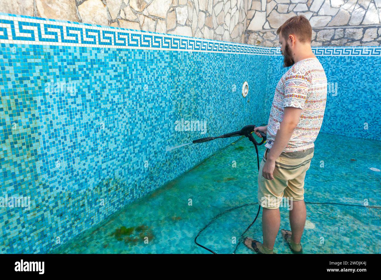 Service and maintenance of the pool. Dirty pool, Cleaning the pool ...
