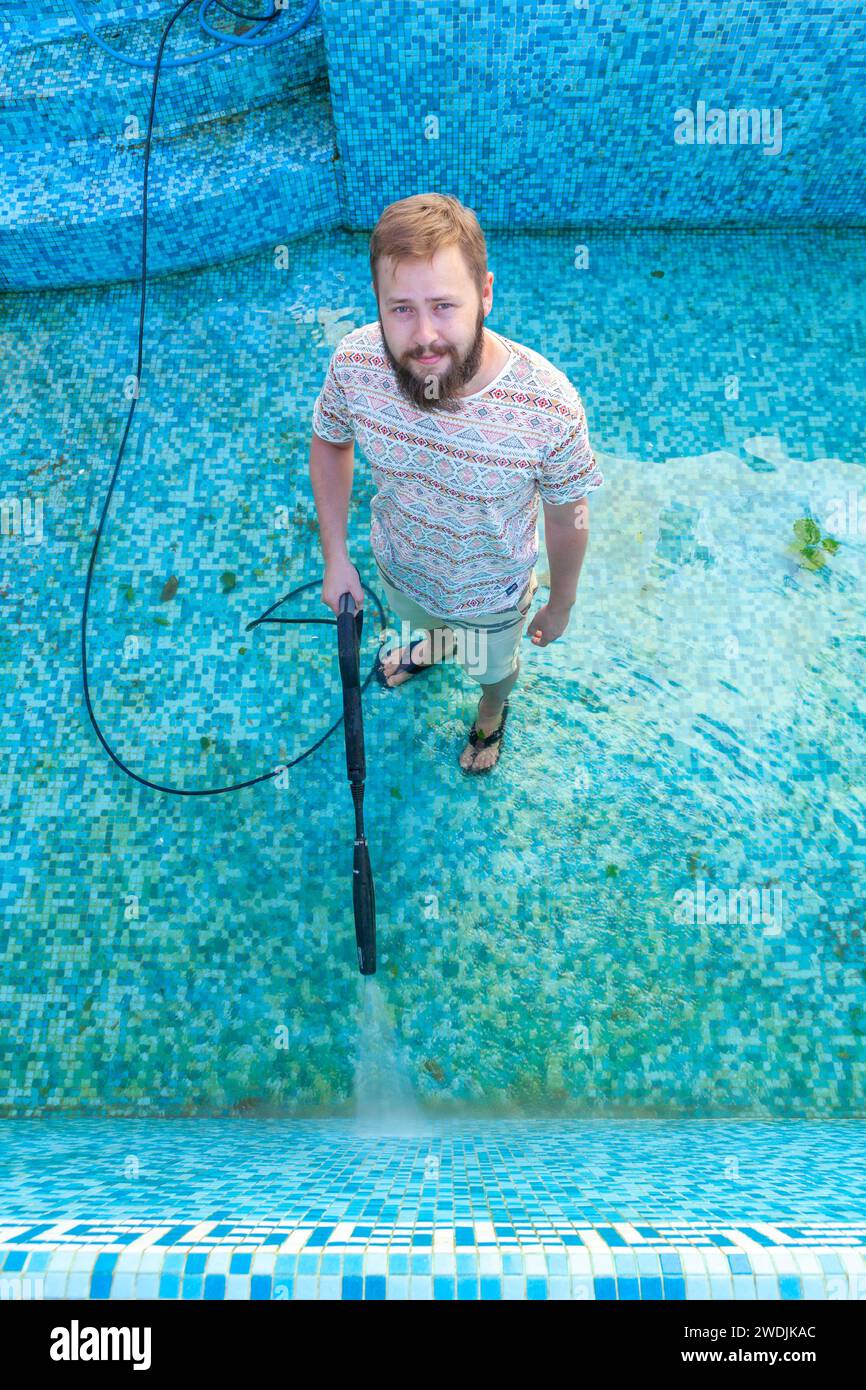 Service and maintenance of the pool. Dirty pool, Cleaning the pool ...