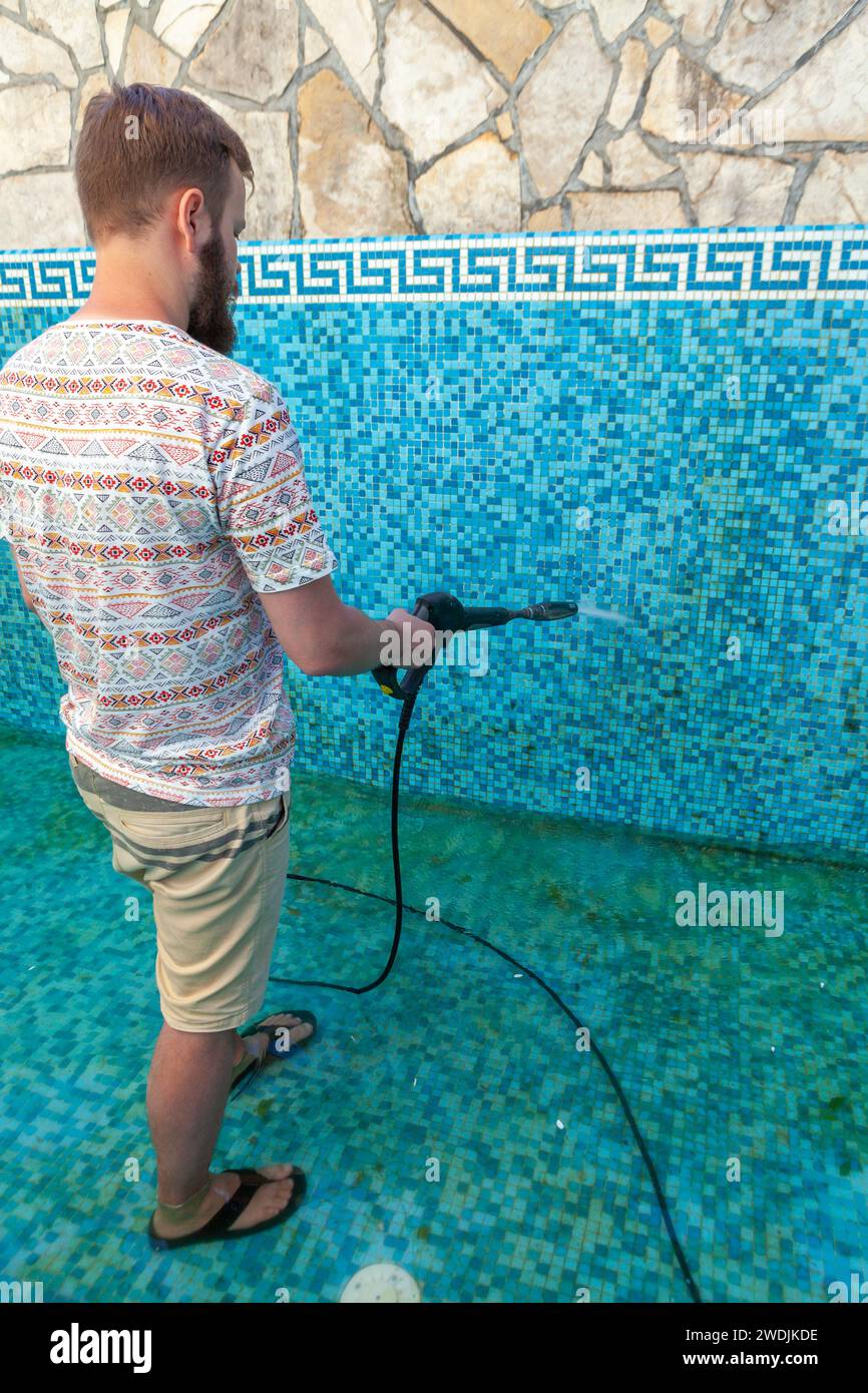 Service and maintenance of the pool. Dirty pool, Cleaning the pool ...