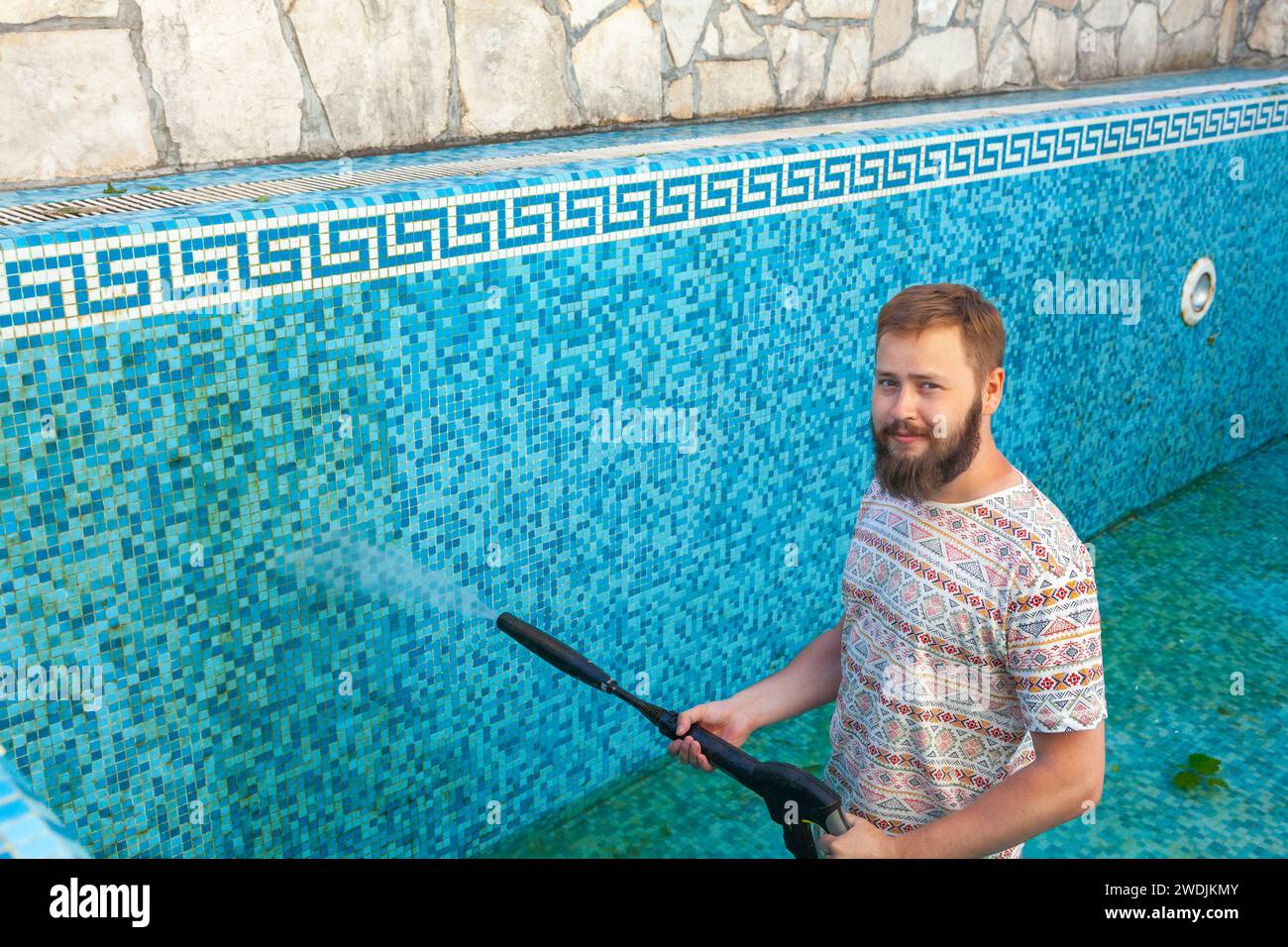 Service and maintenance of the pool. Dirty pool, Cleaning the pool ...