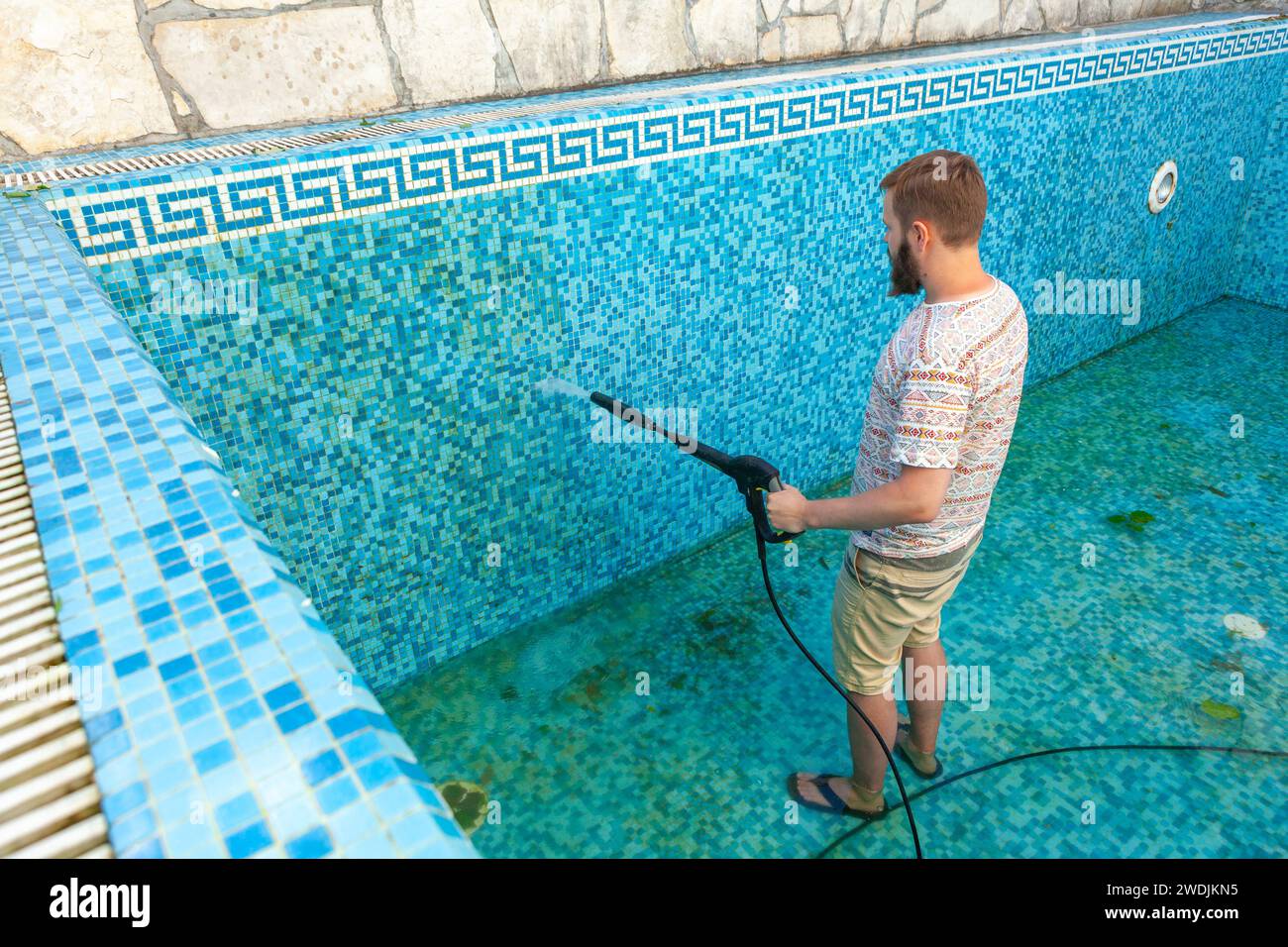 Service and maintenance of the pool. Dirty pool, Cleaning the pool ...