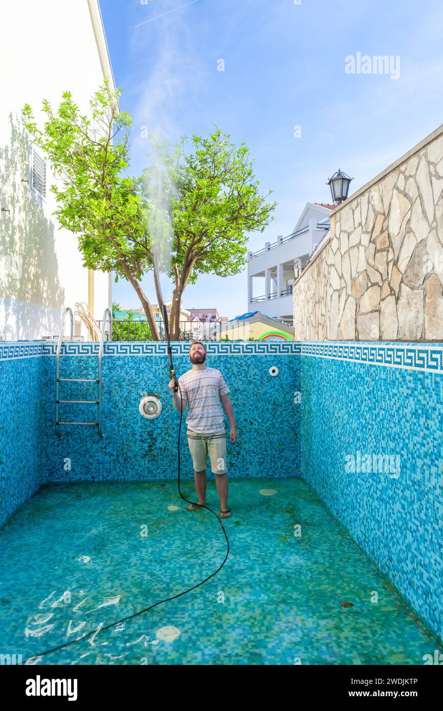 Service and maintenance of the pool. Dirty pool, Cleaning the pool ...