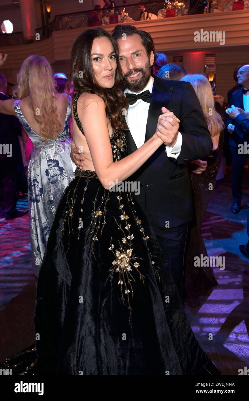 Quirin Berg mit Partnerin Kara Hecker beim 48. Deutschen Filmball 2024 ...