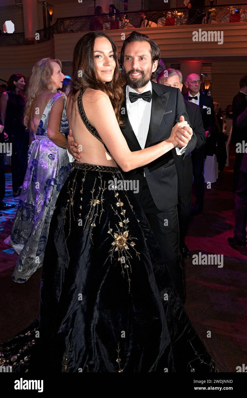 Quirin Berg mit Partnerin Kara Hecker beim 48. Deutschen Filmball 2024 ...