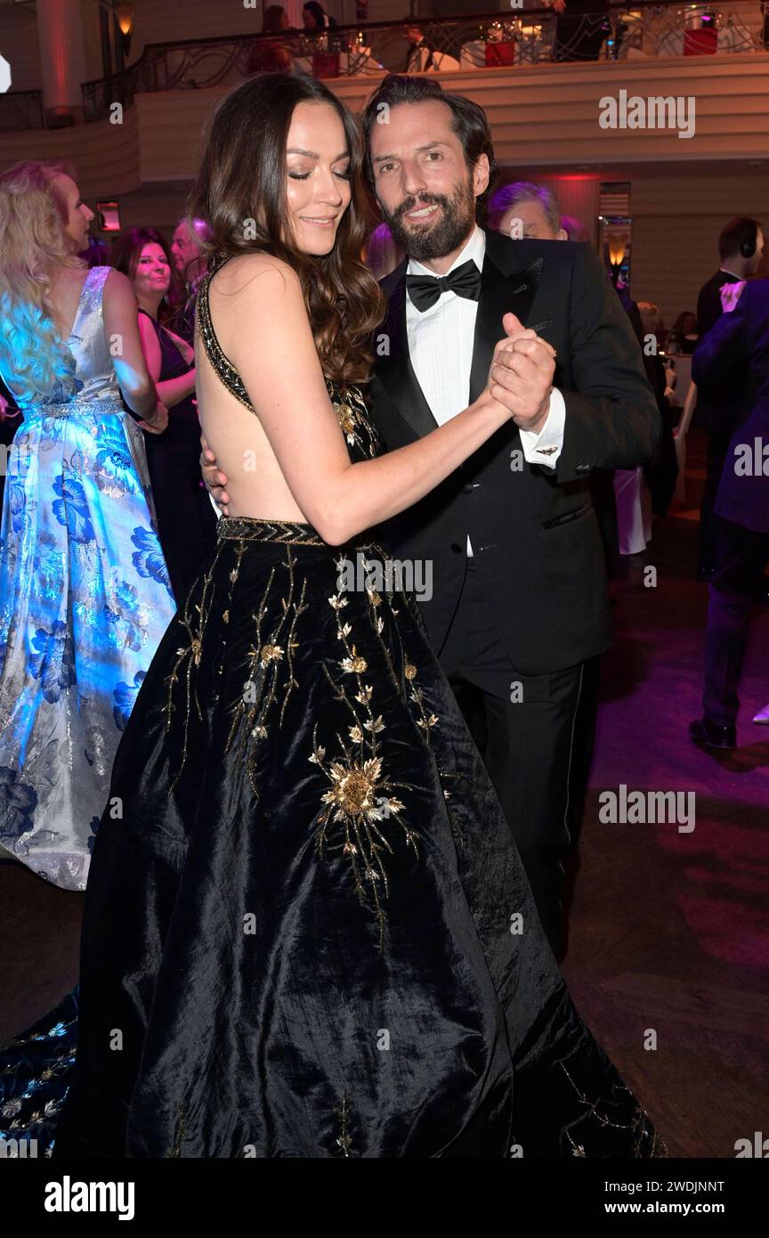 Quirin Berg mit Partnerin Kara Hecker beim 48. Deutschen Filmball 2024 ...