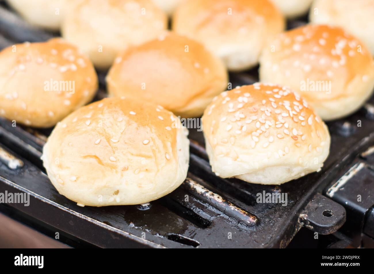 Grilling buns hi-res stock photography and images - Alamy