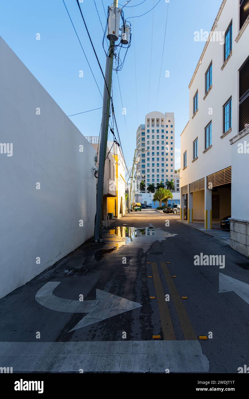 Narrow backstreet in downtown Miami. Florida, USA Stock Photo - Alamy