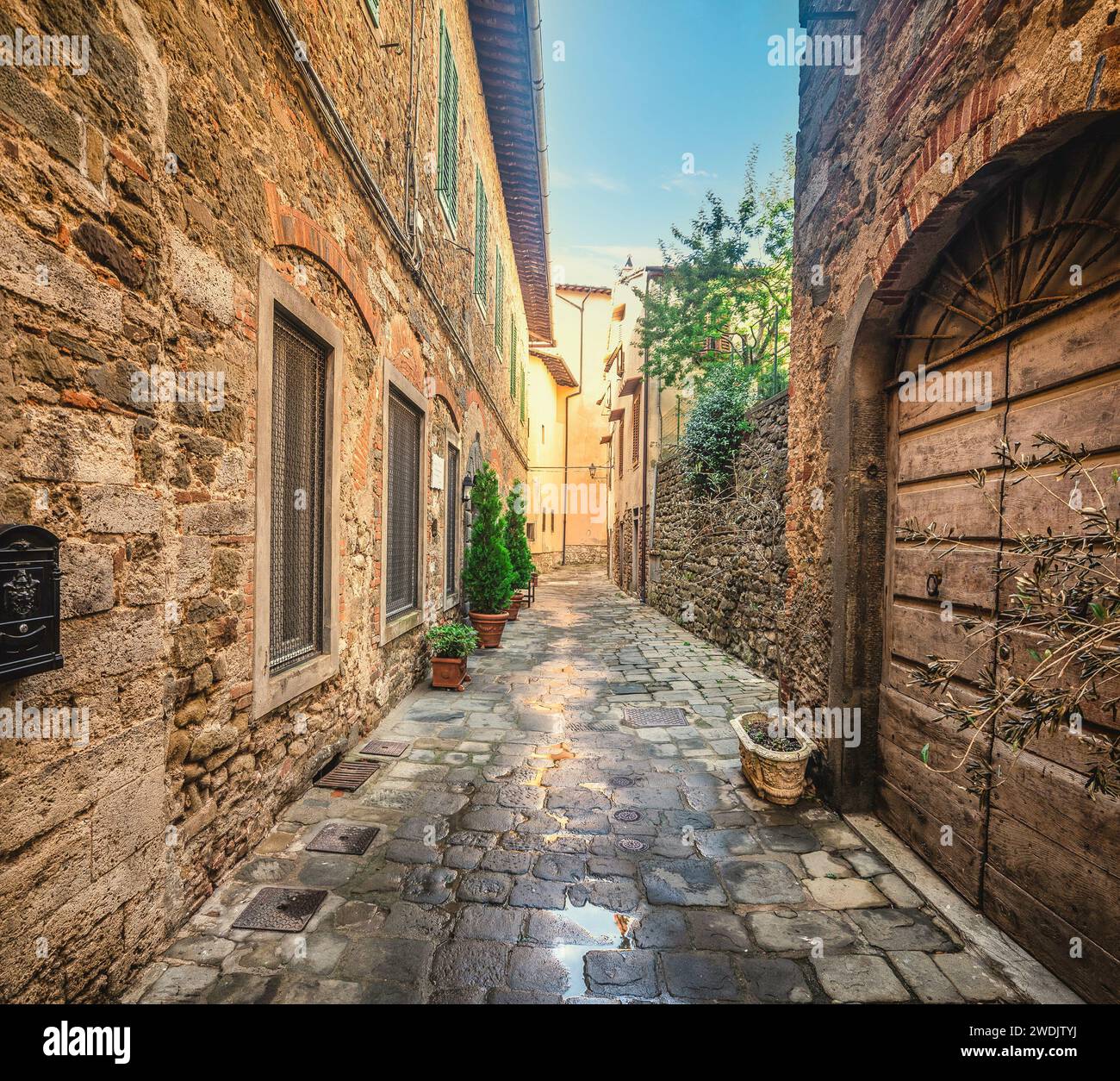 Narrow alley in a small town in Tuscany, Italy Stock Photo - Alamy