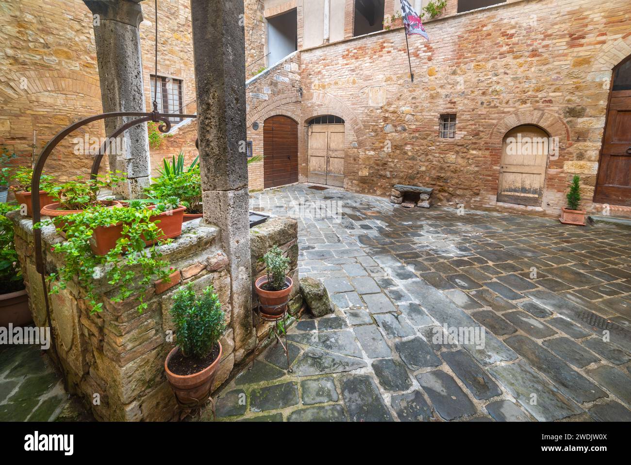 Stone well in a courtyard in Tuscany, Italy Stock Photo - Alamy