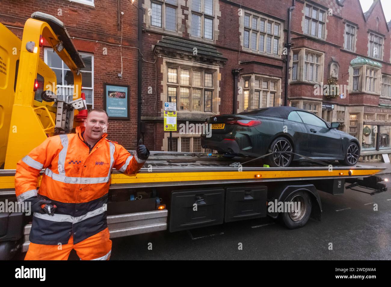 Car being towed hi-res stock photography and images - Alamy
