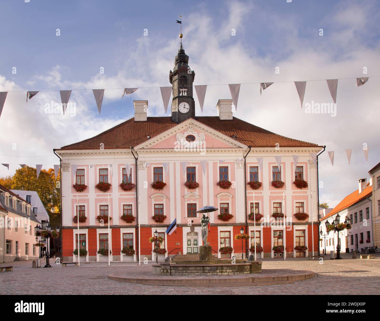 Kissing students sculpture hi-res stock photography and images - Alamy
