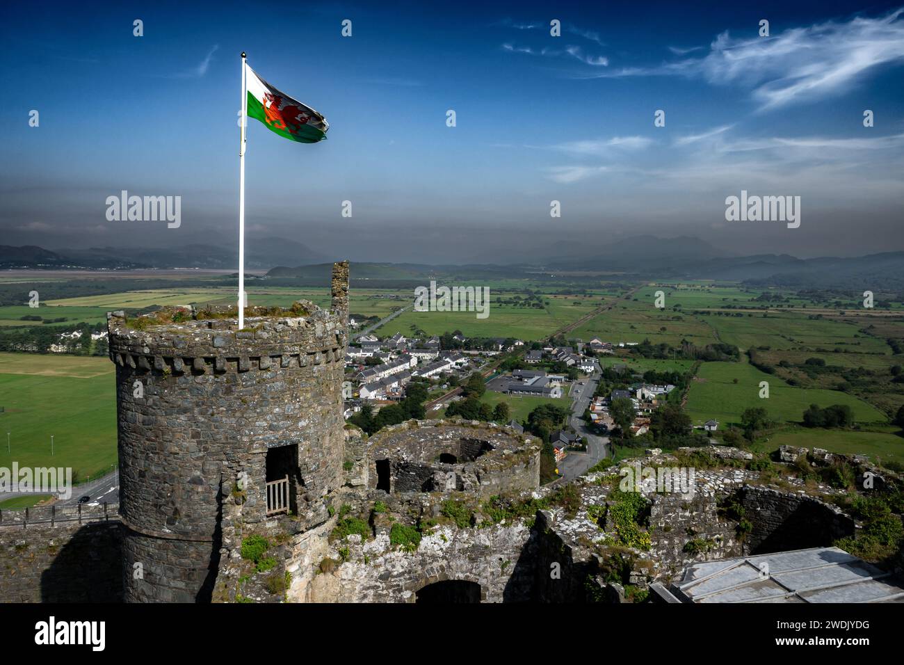 Castle turret and welsh flag hi-res stock photography and images - Alamy