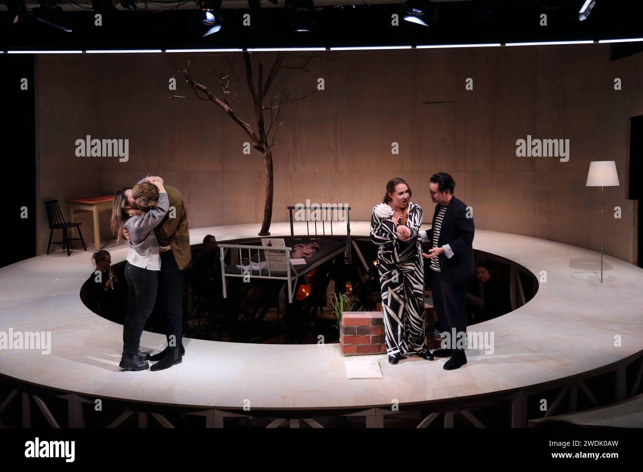 Vivian Yau als Mi, Schwester, Luca Schaub als Tobias, Gustl, Marie ...