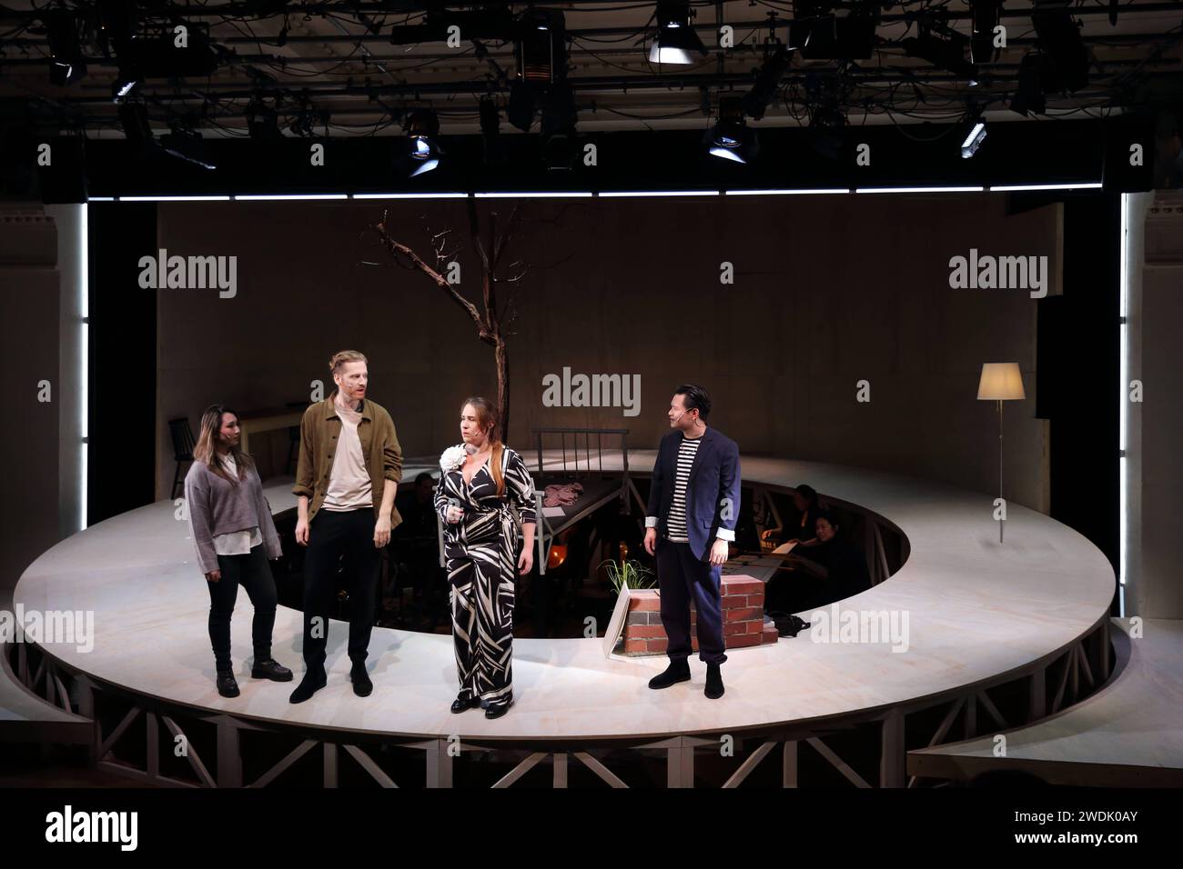 Vivian Yau als Mi, Schwester, Luca Schaub als Tobias, Gustl, Marie ...