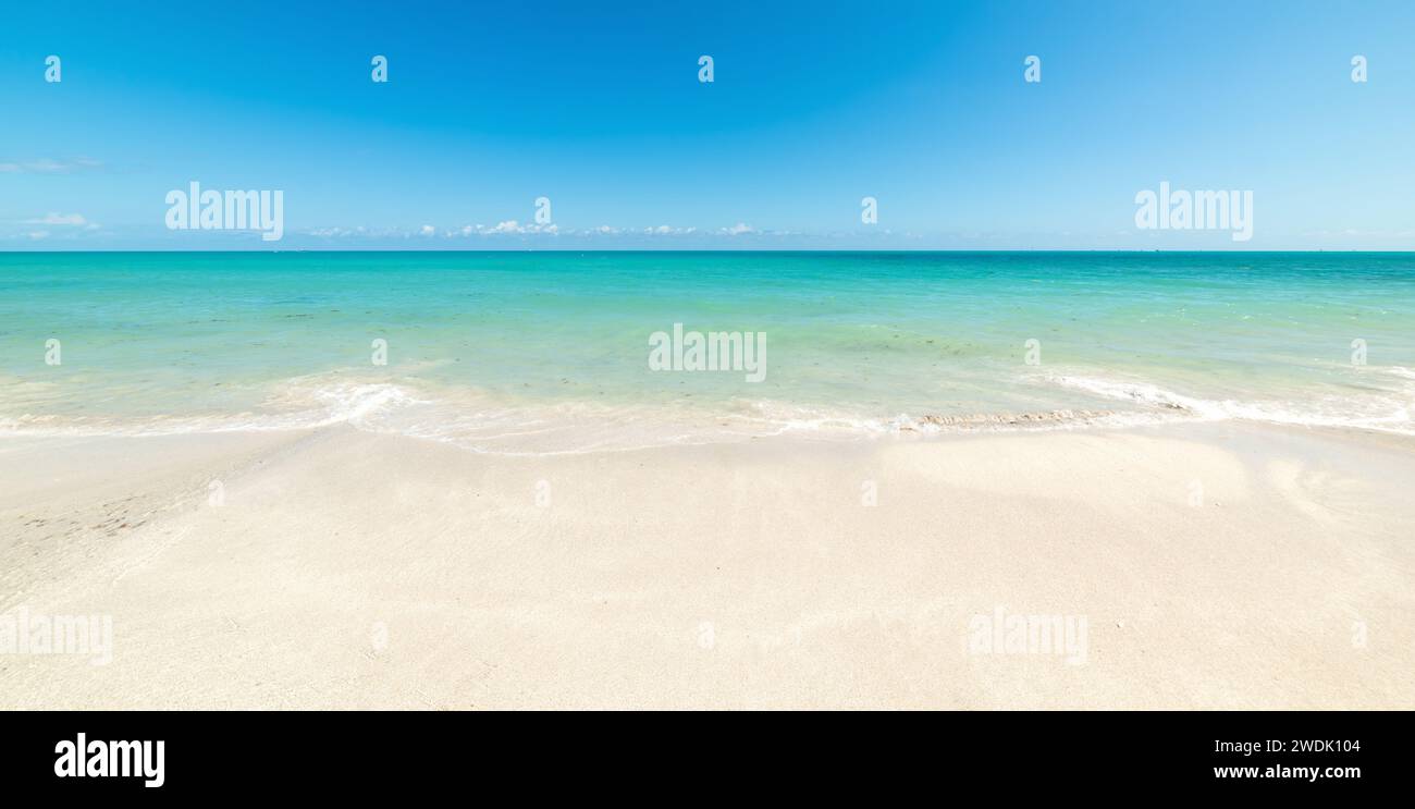 Turquoise water in Miami Beach shore, USA Stock Photo - Alamy