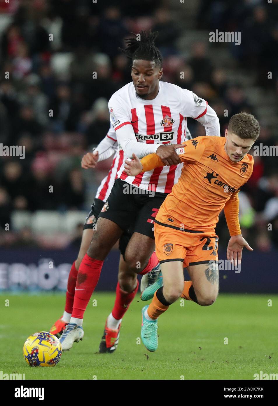 Pierre Ekwah of Sunderland and Regan Slater of Hull City - Sunderland v ...