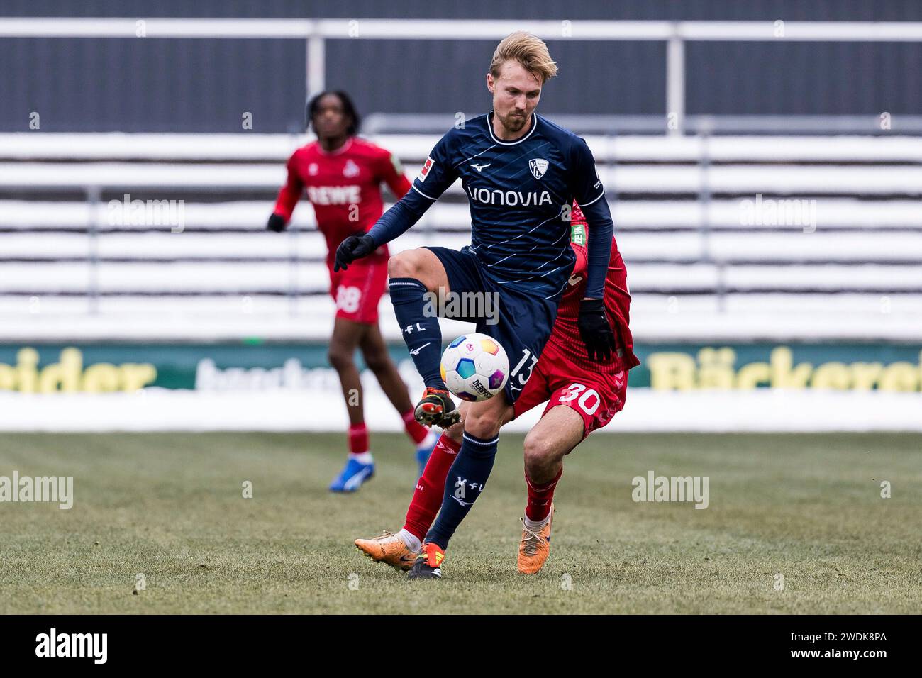 Zweikampf Lukas Daschner (VfL Bochum, #13), Noah Katterbach (1. FC K?ln ...