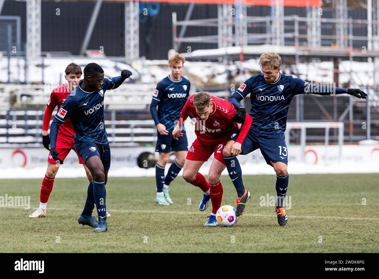 Zweikampf Jean-Philippe Njike Nana (VfL Bochum, #44), Steffen Tigges (1. FC K?ln, #21), Lukas ...