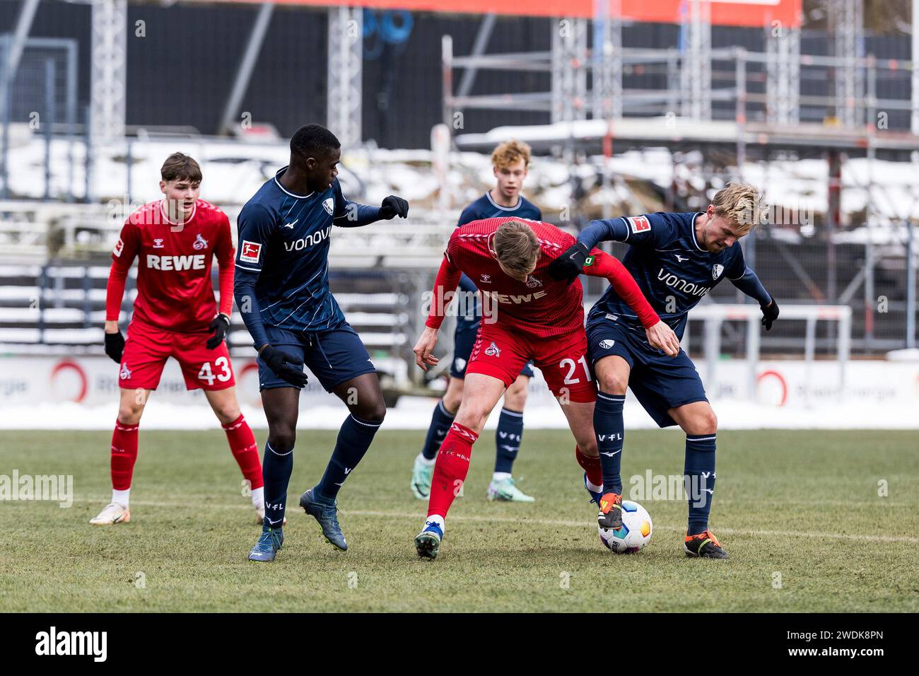 Zweikampf Jean-Philippe Njike Nana (VfL Bochum, #44), Steffen Tigges (1. FC K?ln, #21), Lukas ...