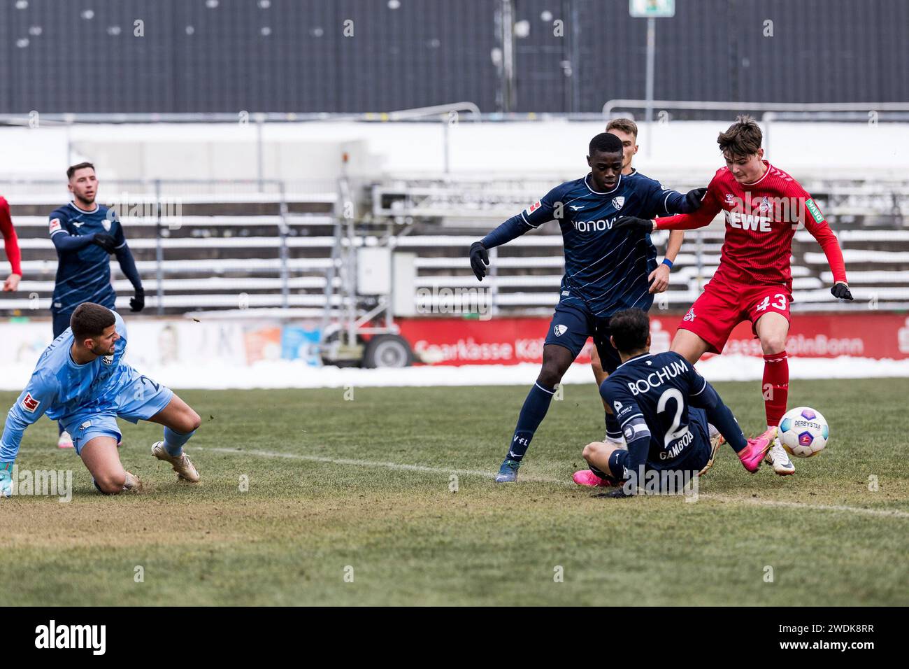 Niclas Thiede (VfL Bochum, #23), Jean-Philippe Njike Nana (VfL Bochum, #44), Christian Gamboa ...