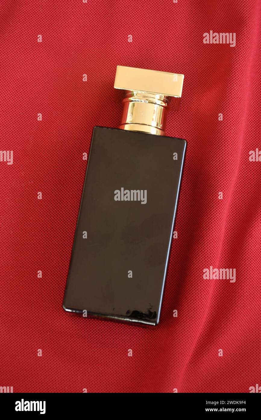 Square black perfume bottle hi-res stock photography and images - Alamy