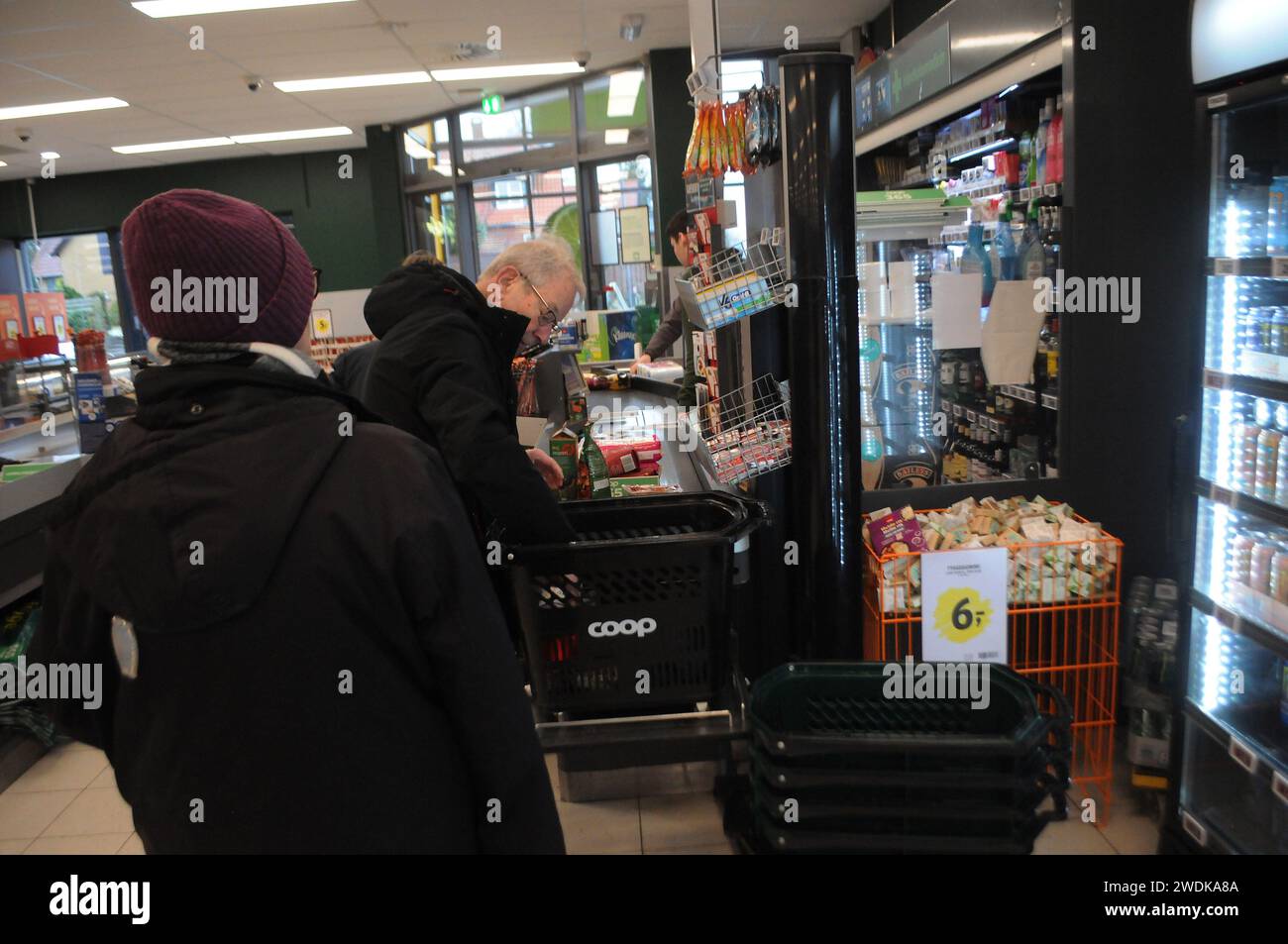 Disocunt food market hi-res stock photography and images - Alamy