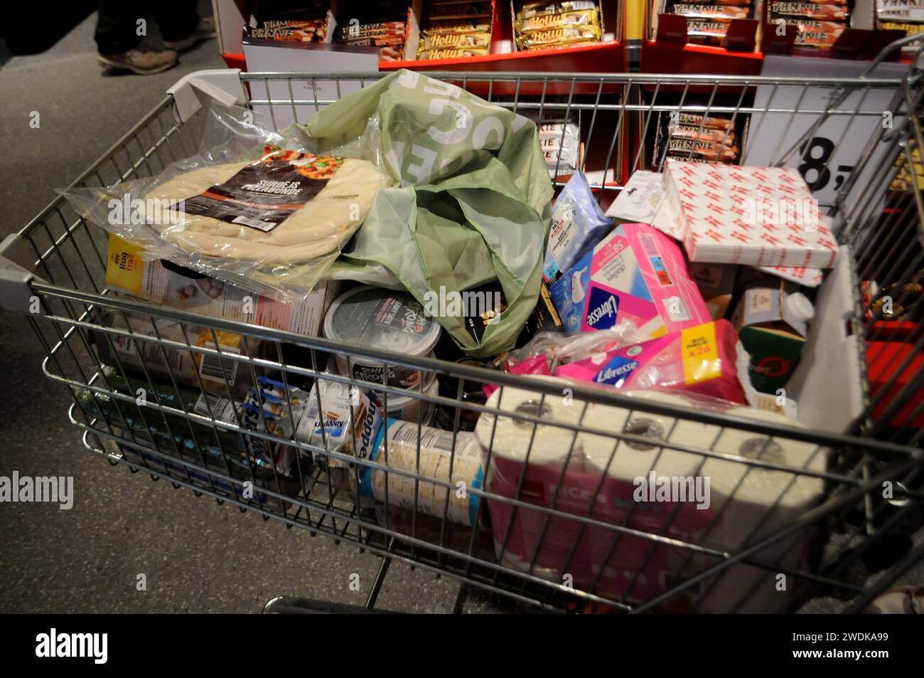 Disocunt food market hi-res stock photography and images - Alamy