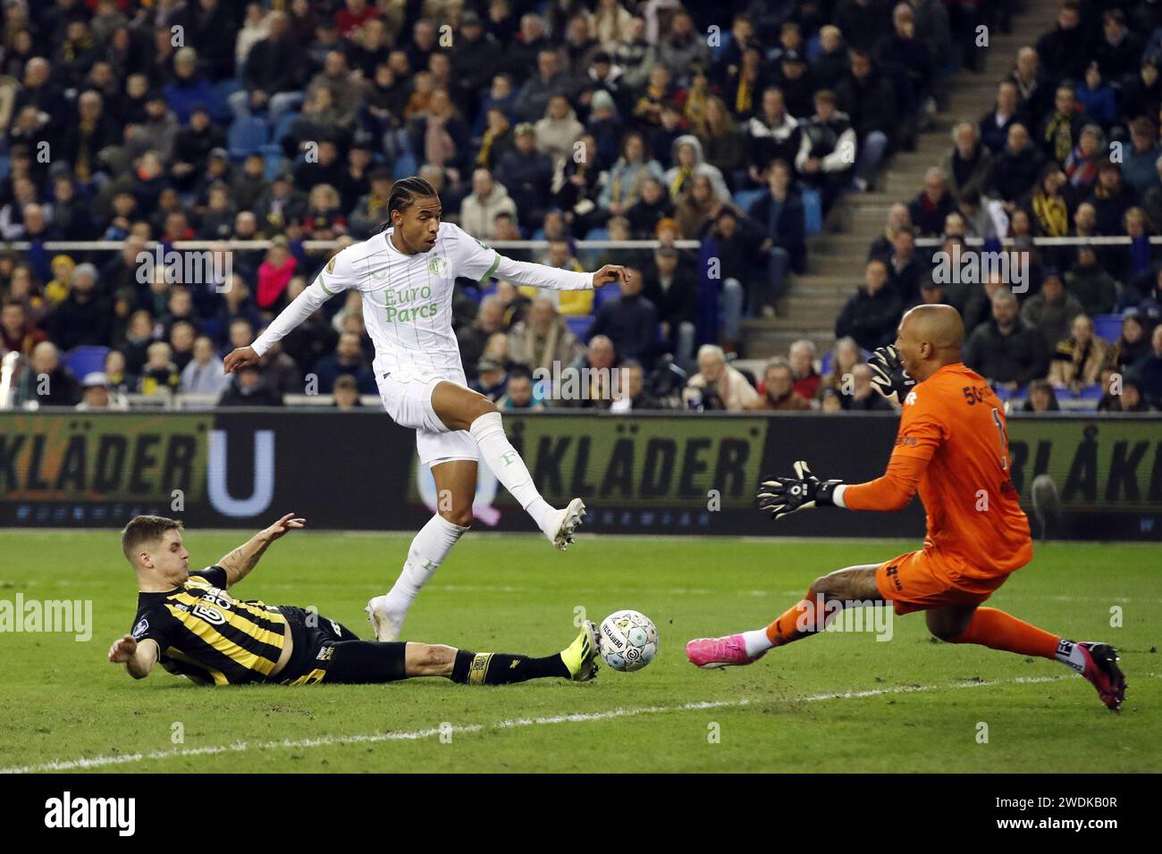 ARNHEM - (l-r) Ramon Hendriks of Vitesse, Calvin Stengs of Feyenoord ...