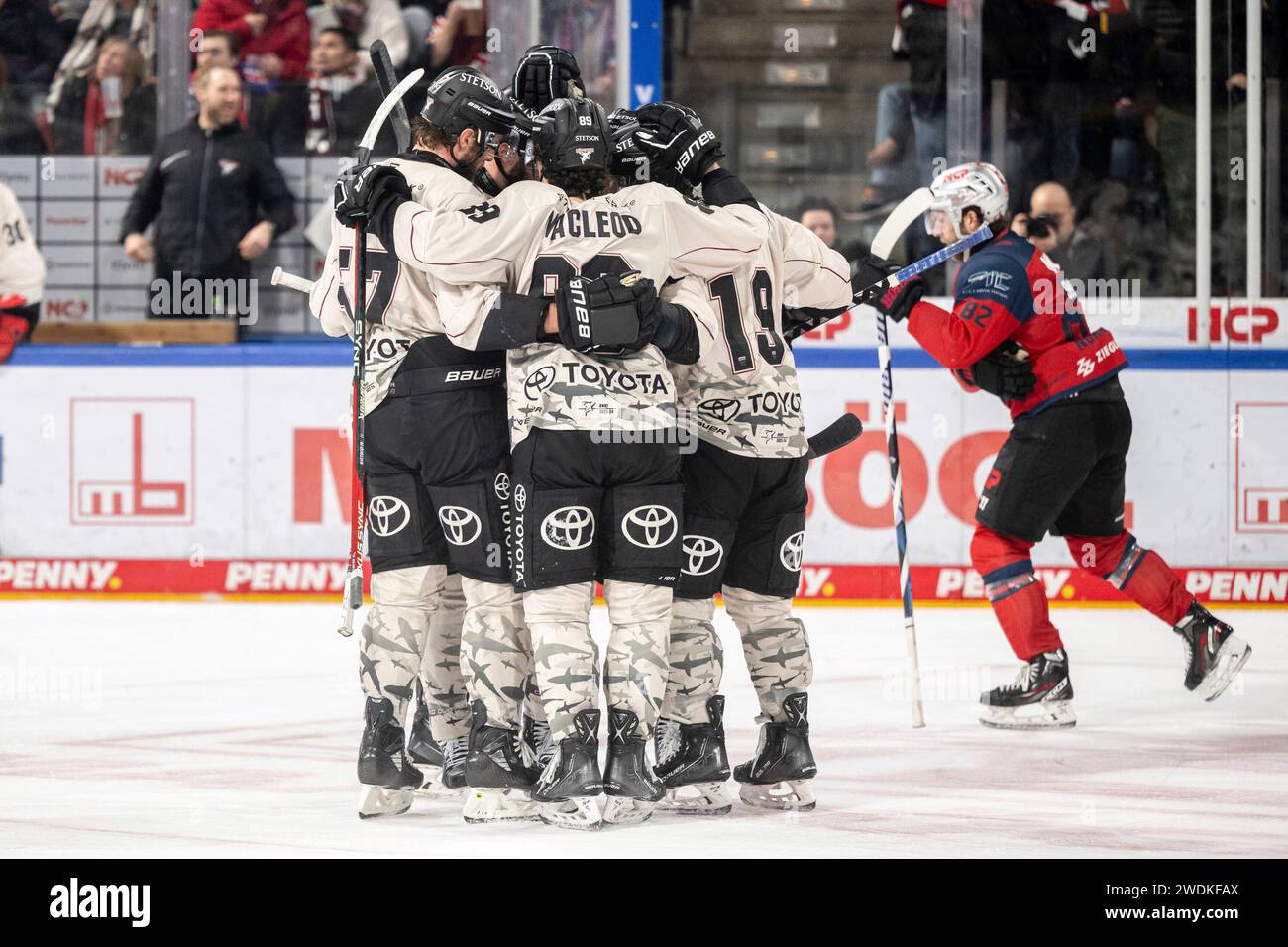 Torjubel Gregor MacLeod (89, K?lner Haie, Koelner Haie ) Justin Sch?tz ...