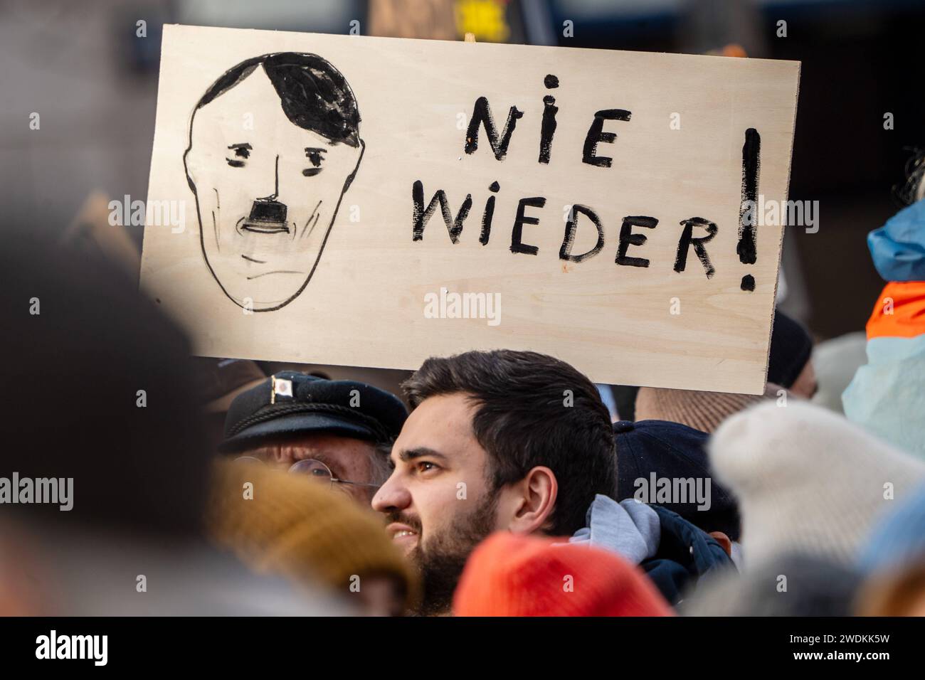 Hitler Nie wieder, Schild bei Gemeinsam gegen Rechts, Großdemonstration in München, 21. Januar ...