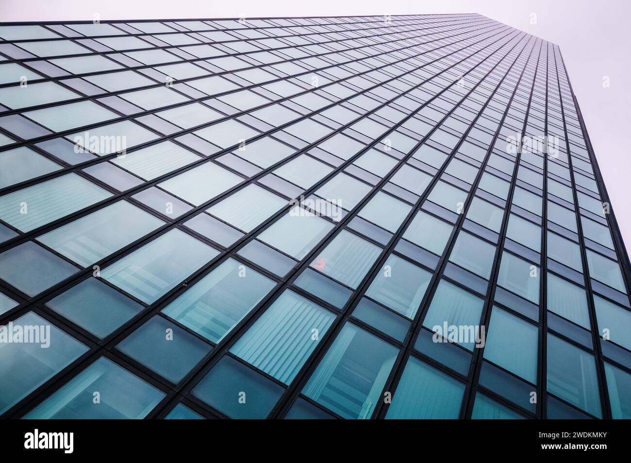 Glass skyscraper architecture tower hi-res stock photography and images ...