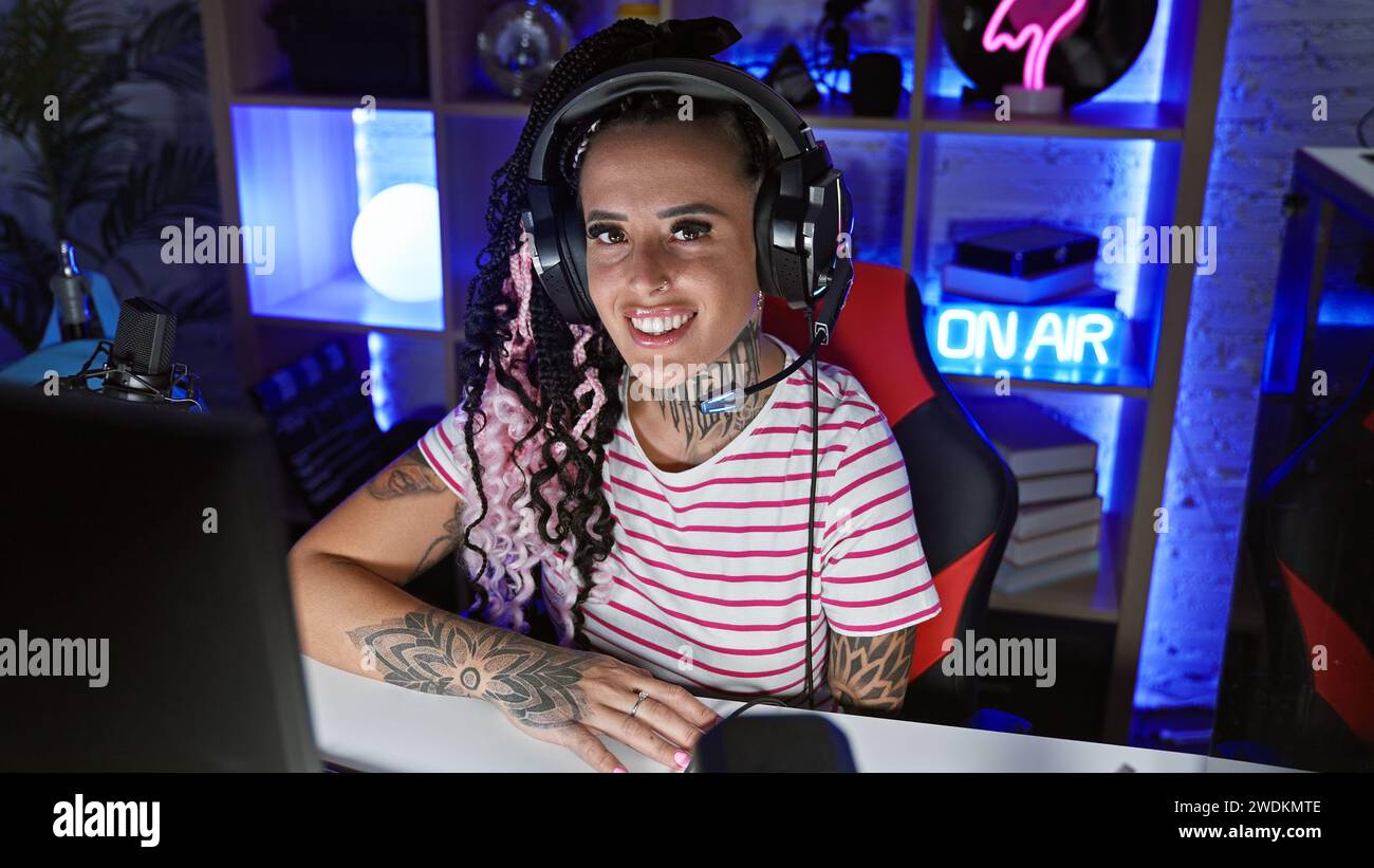 Young beautiful hispanic woman streamer hi-res stock photography and ...