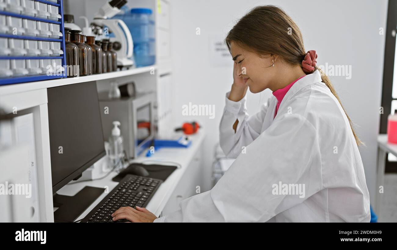Stress headache woman scientist hi-res stock photography and images - Alamy