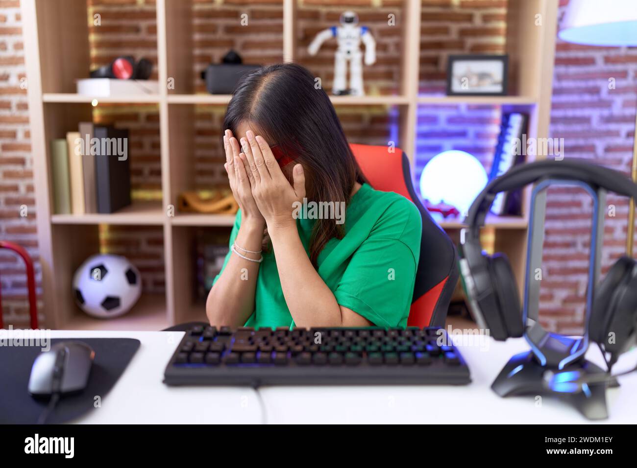 Sad chinese woman crying hi-res stock photography and images - Alamy