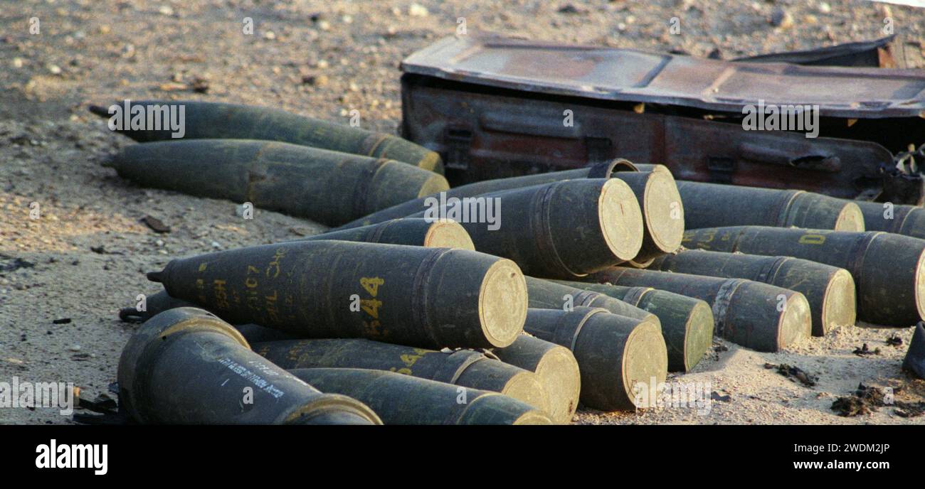 4th March 1991 Abandoned Iraqi Army M107 155mm high explosive artillery ...