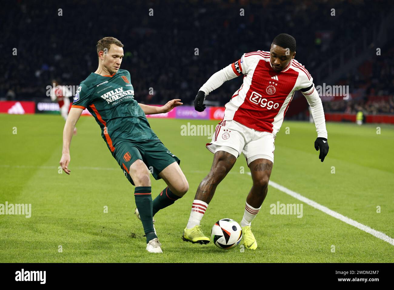 AMSTERDAM - (l-r) Julian Lelieveld of RKC Waalwijk, Steven Bergwijn of Ajax during the Dutch ...