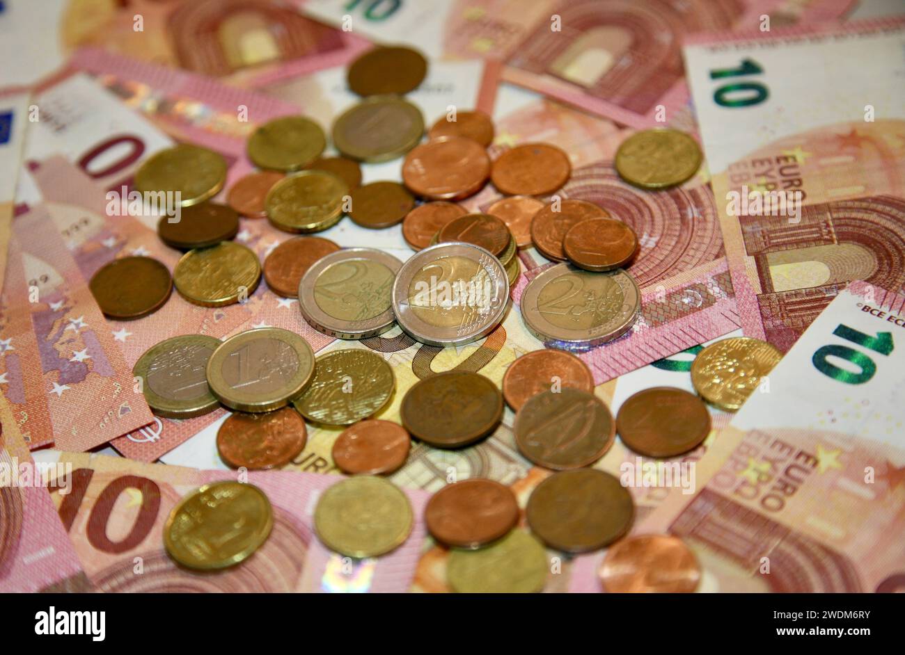 A handful of small change and a pile of Euro Bank Notes Stock Photo - Alamy
