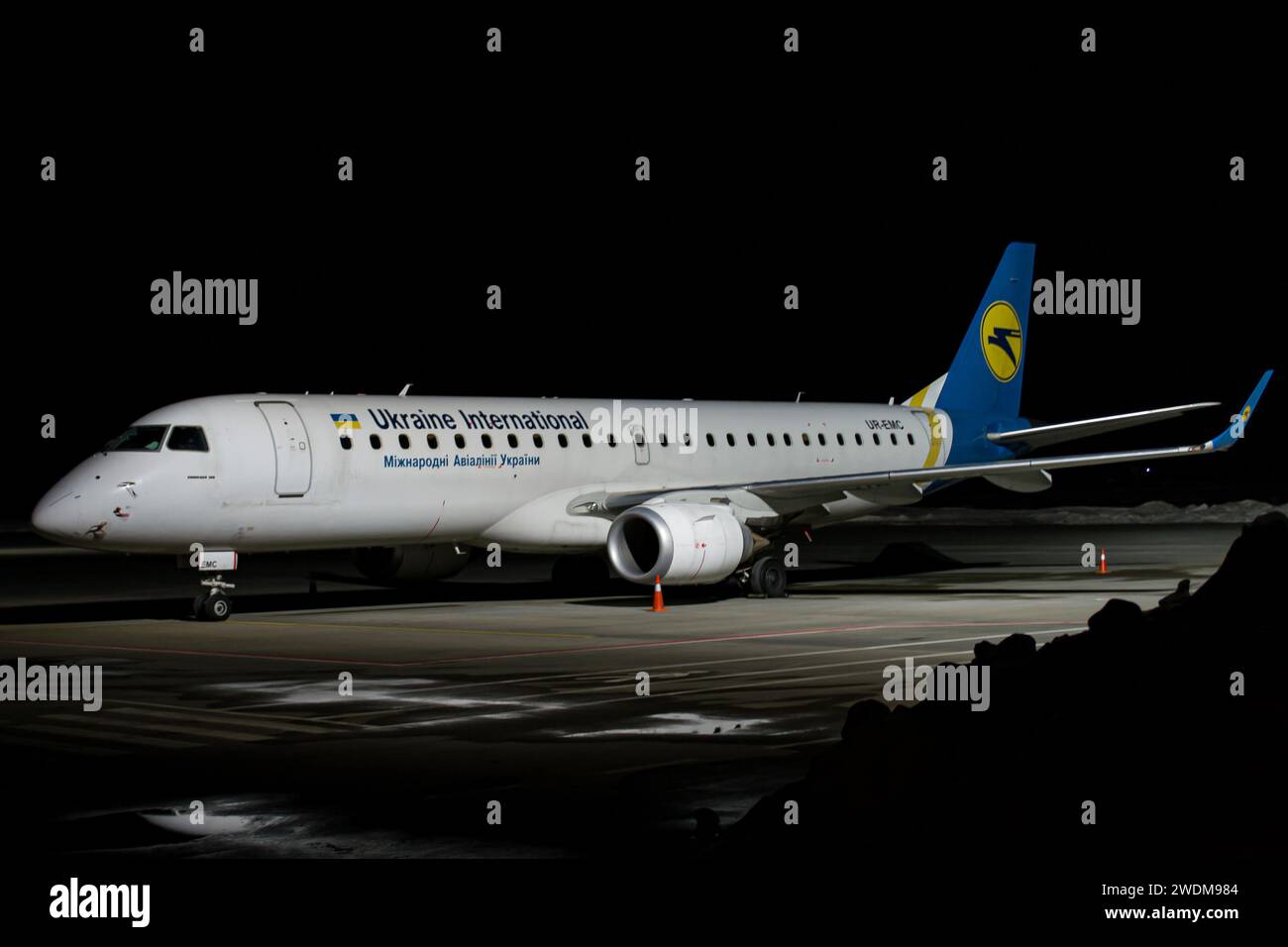 Ukraine International Airlines Embraer ERJ-190LR taking off from Lviv ...