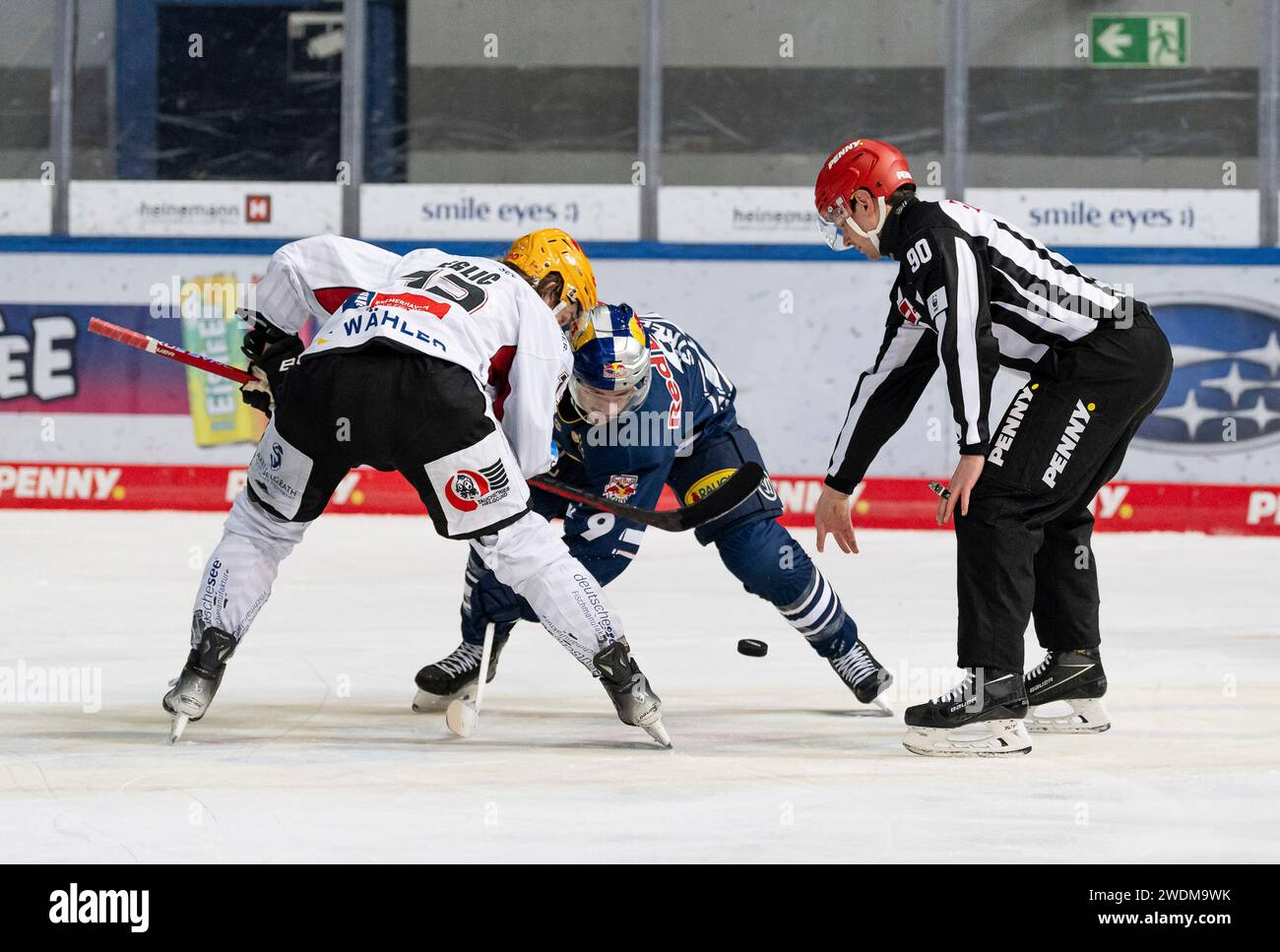 Muenchen, Deutschland. 21st Jan, 2024. Linesman Andreas Hofer fuehrt ...