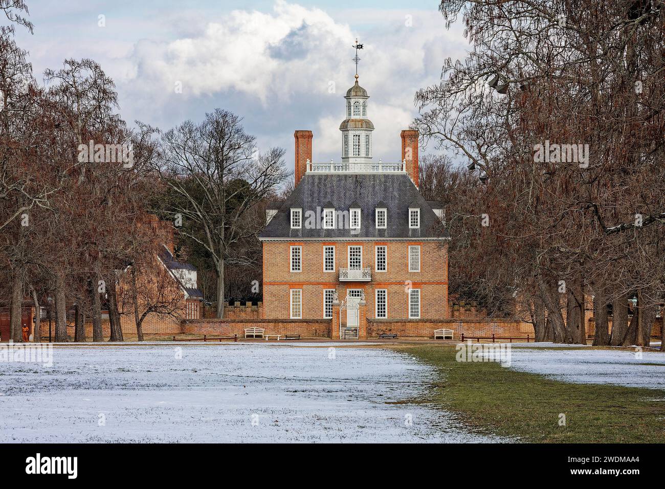 Symmetrical architecture hi-res stock photography and images - Alamy