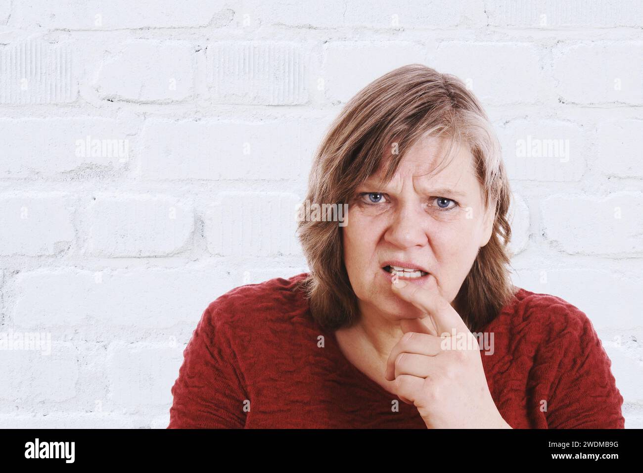 Elderly lady looking confused hi-res stock photography and images - Alamy