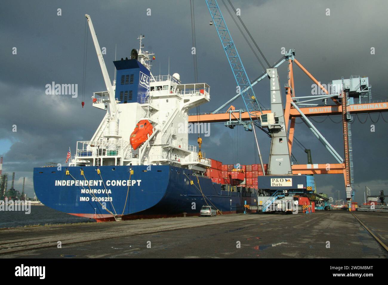 Container ship Independent Concept loading at Antwerp Stock Photo - Alamy Container ship Independent Concept loading at Antwerp Stock Photo - Alamy