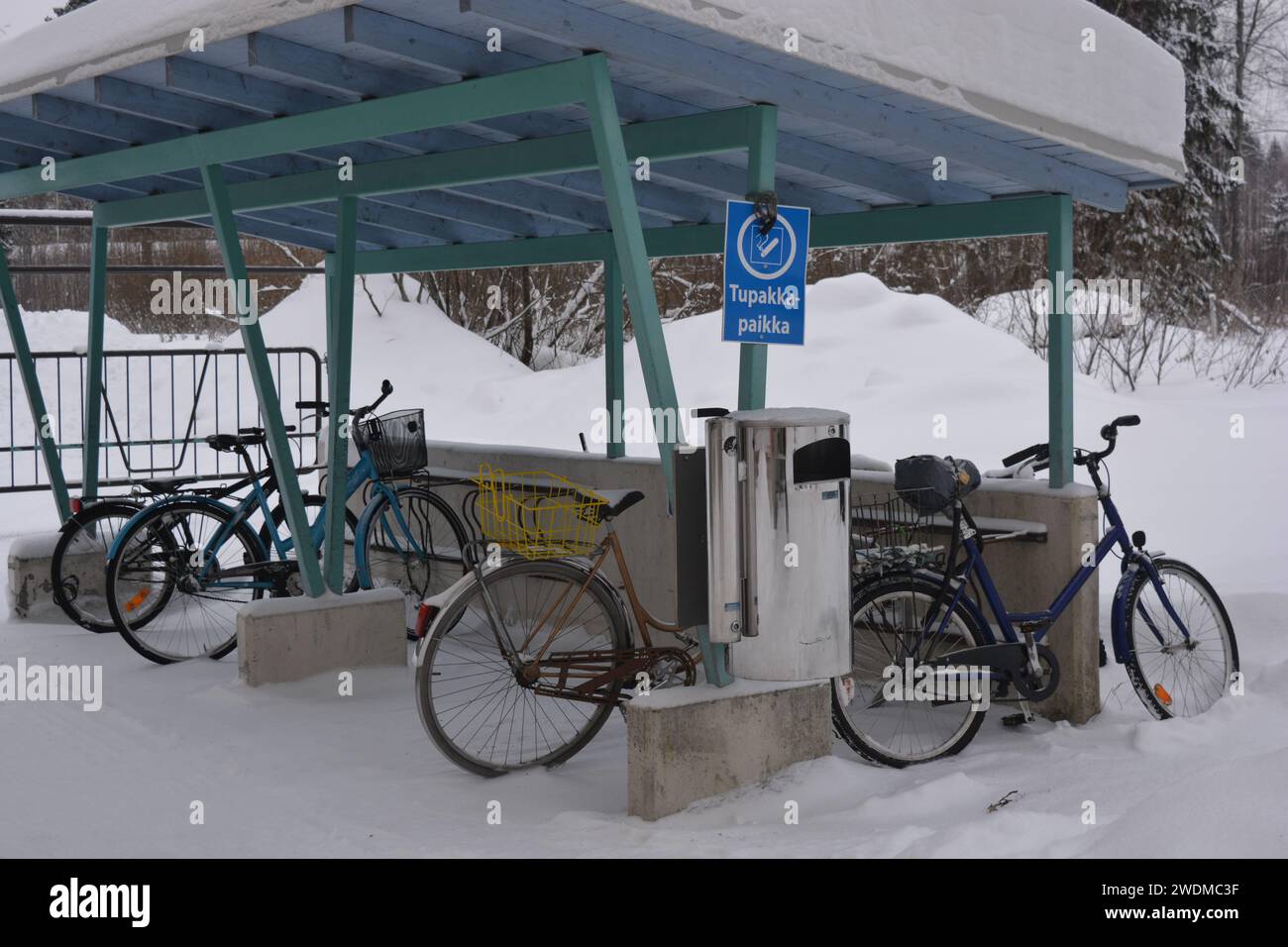 Canopy, stop, snow shelter and doge for bicycles with bicycles in the ...