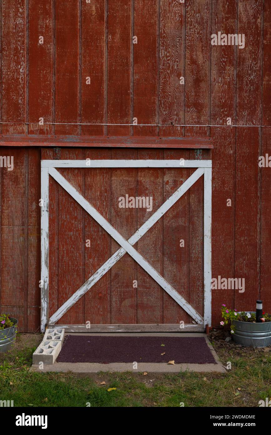 Old red barn on midwestern farm. Vertical Stock Photo - Alamy