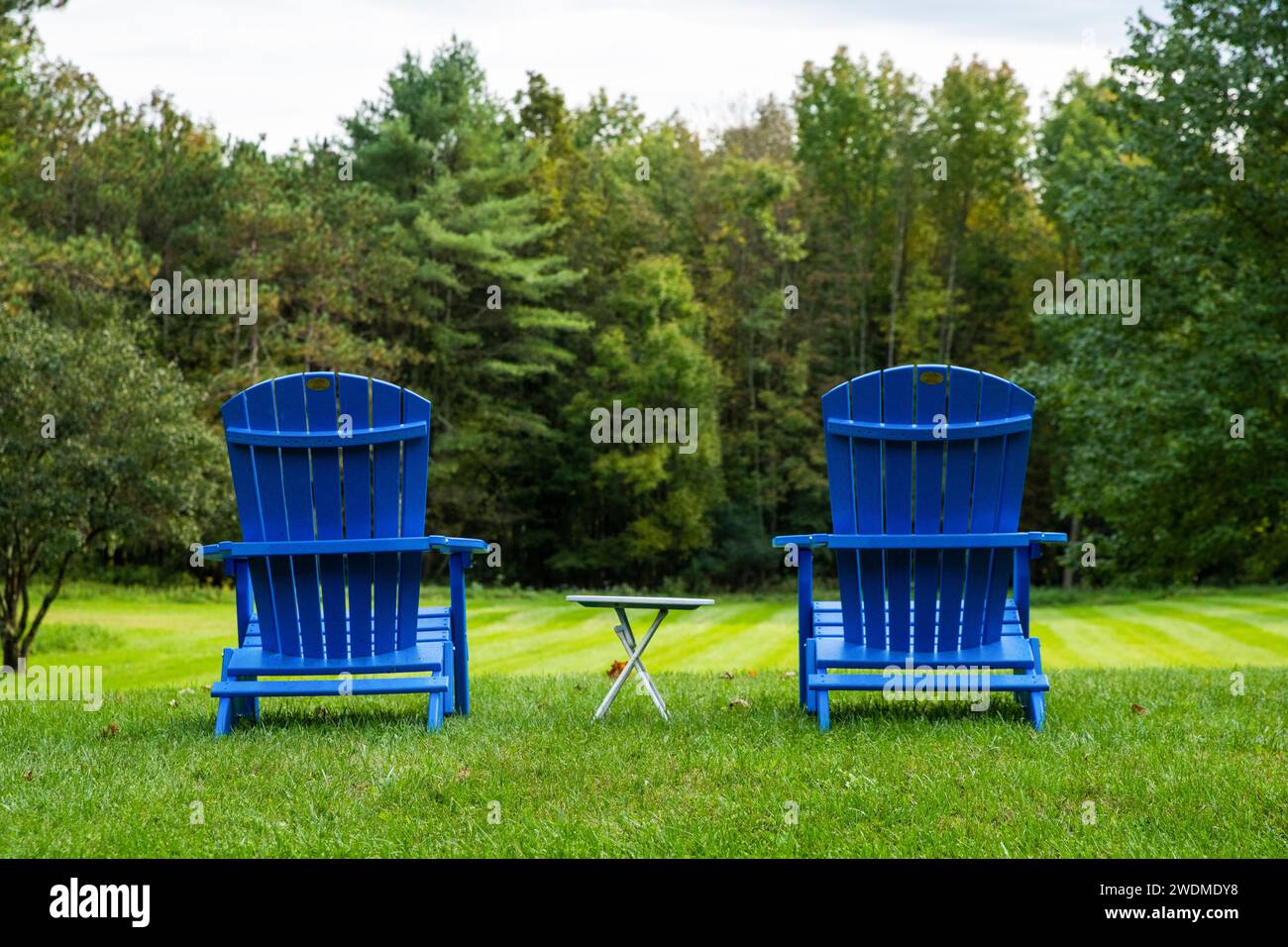 Blue adirondack chairs hi-res stock photography and images - Alamy