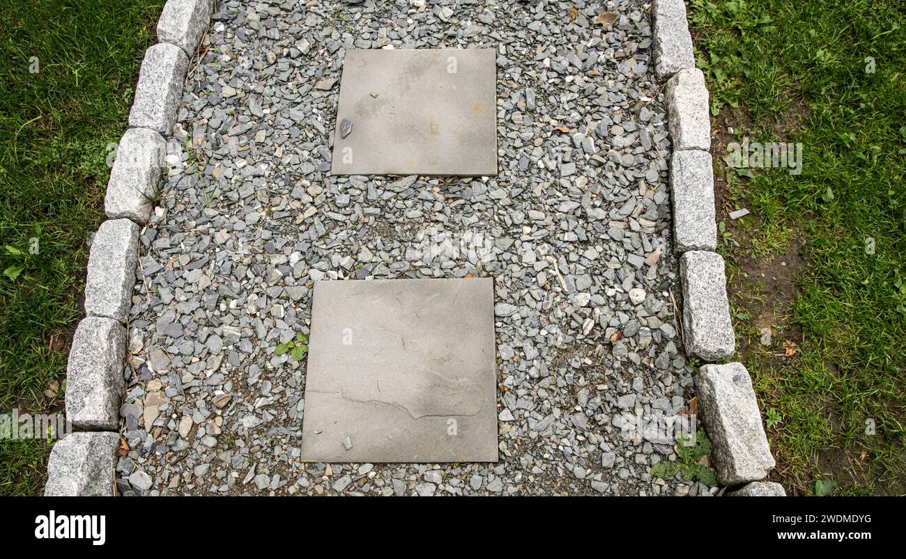 Gravel pathway with square rock. Entrance to home in rural area Stock ...