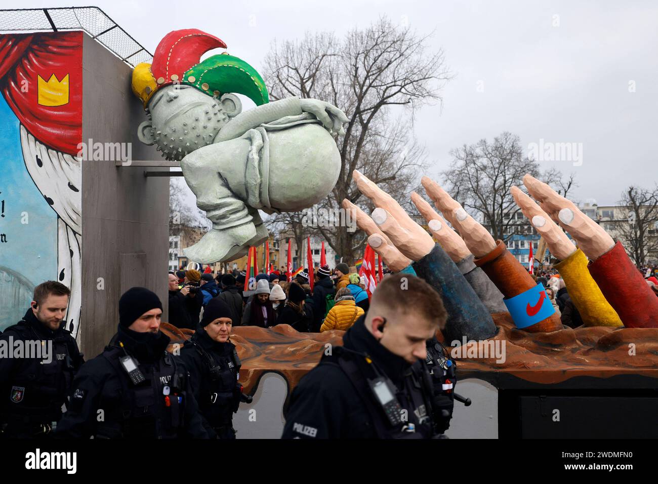 Ein Karnevalswagen des Rosenmontagszuges mit zum Hitlergruß erhobenen ...
