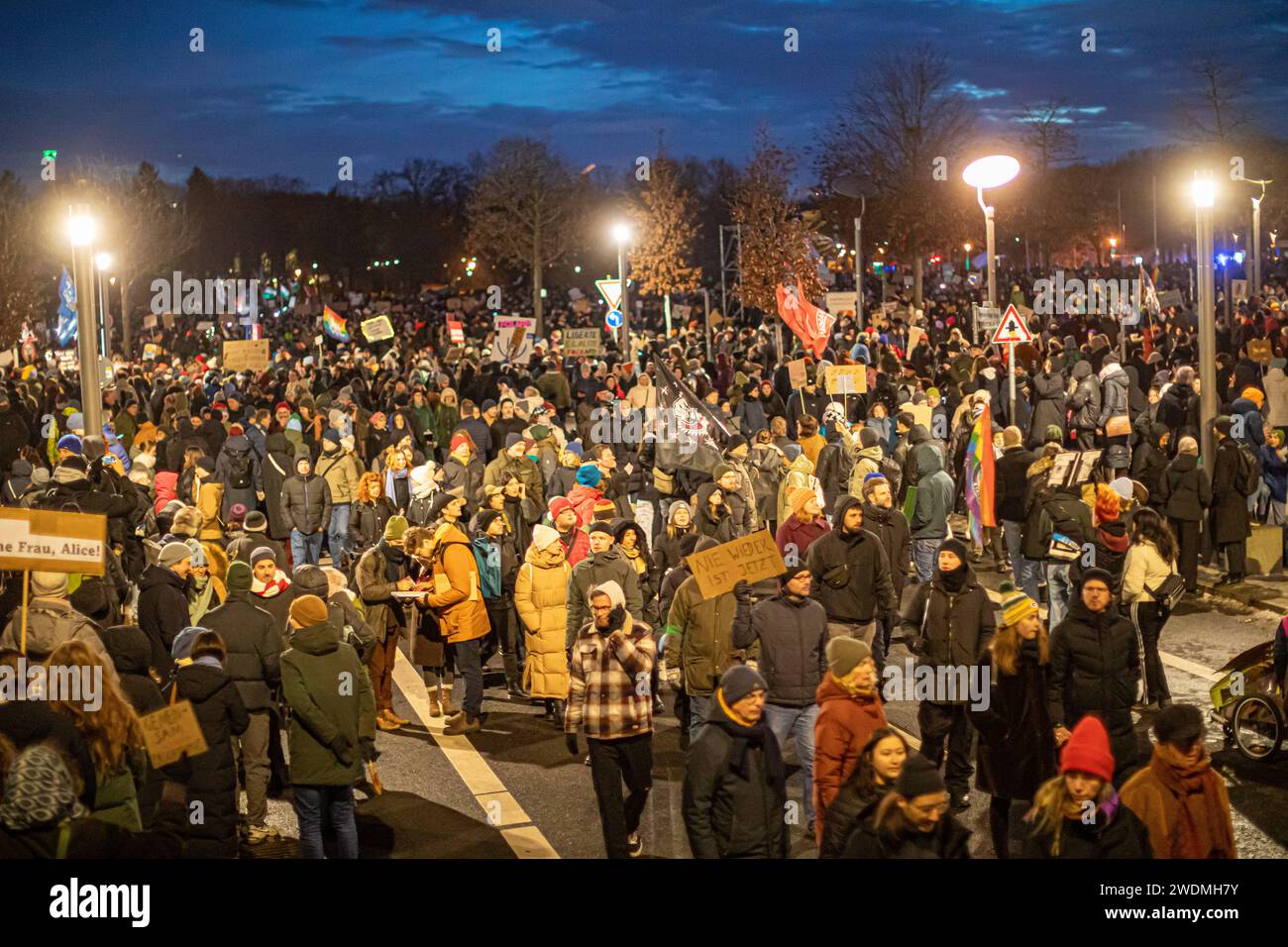 Demokratie verteidigen: Hunderttausende demonstrieren gegen Rech, Über 100.000 Menschen ...